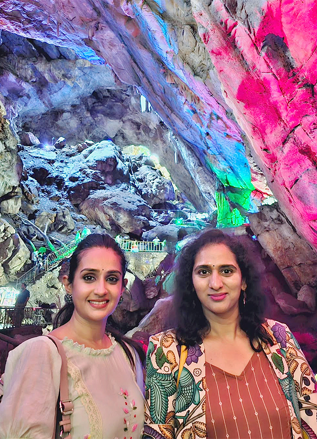 బొర్రా గుహల్లో చిల్ అవుతున్న హీరోయిన్ లయ (ఫొటోలు) | Actress Laya Gorty At Araku Borra Caves In ...